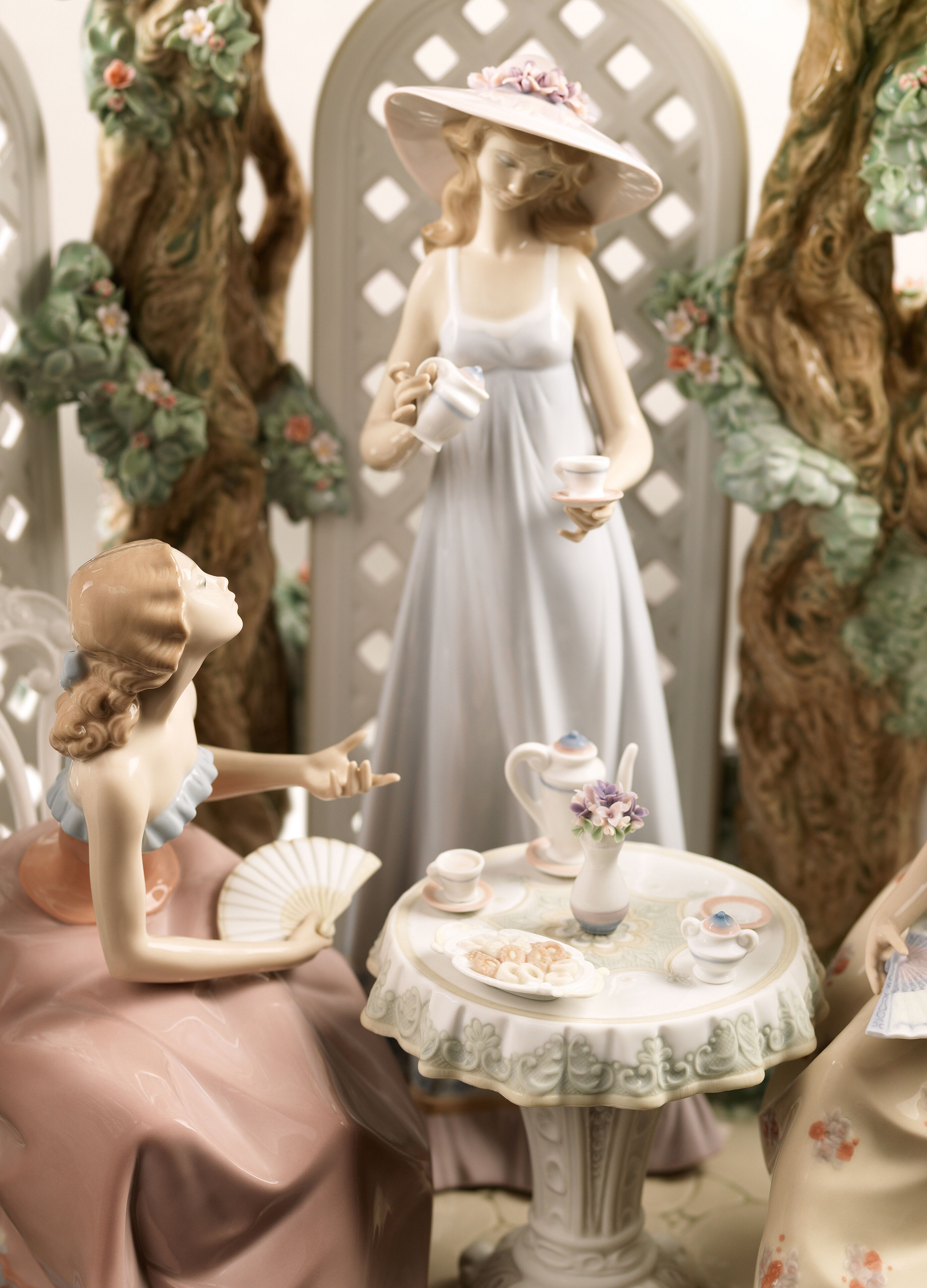 Lladro Tea in The Garden 01001759 Porcelain Figurine