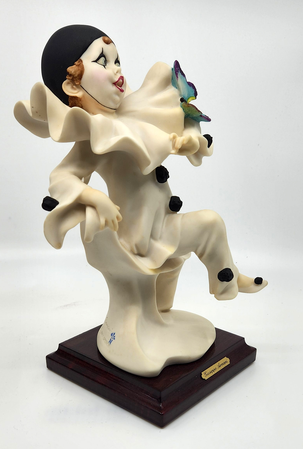 Giuseppe Armani SMALL PIERROT WITH BUTTERFLY 748P n/a Sculpture. Sculpture